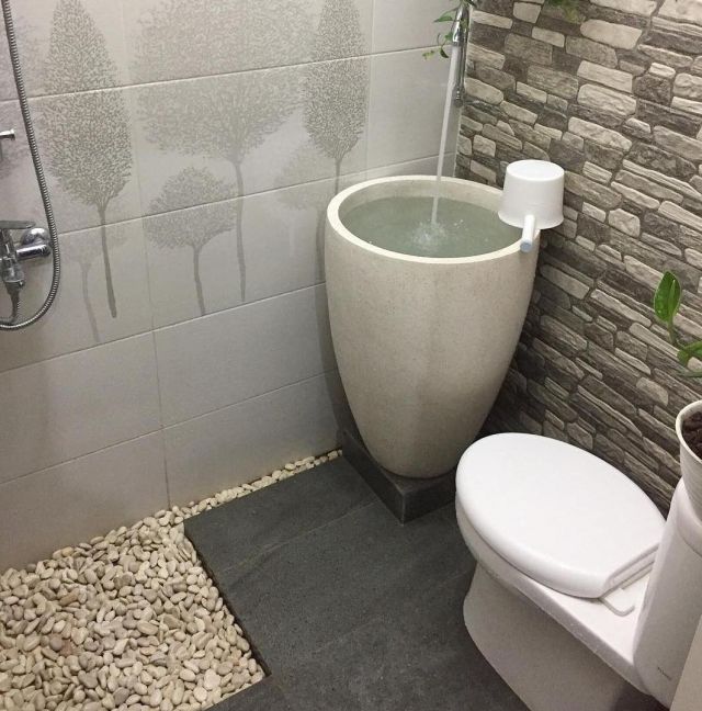 Pilih Bak Mandi Fiber Ember Plastik Atau Gerabah